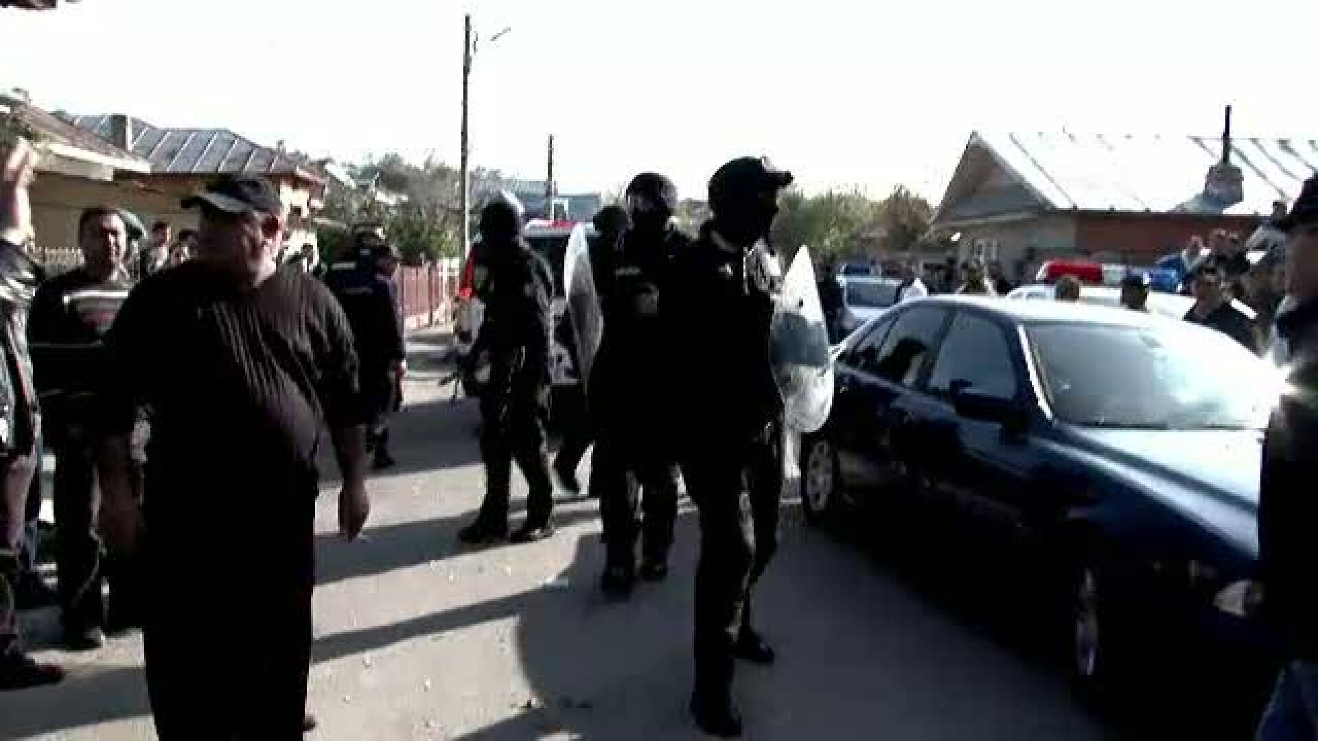 Razboi intre 200 de romi si politisti. O datorie de 5.000 de euro la ...