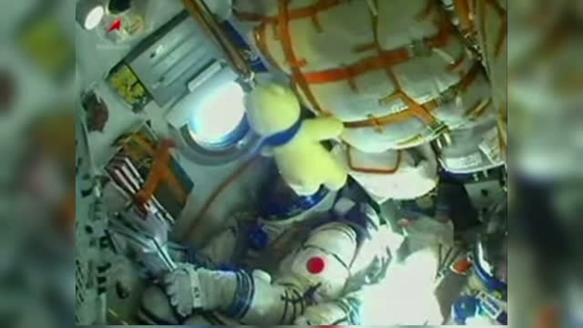 Capsula Soyuz care are la bord flacara olimpica s-a conectat la Statia ...