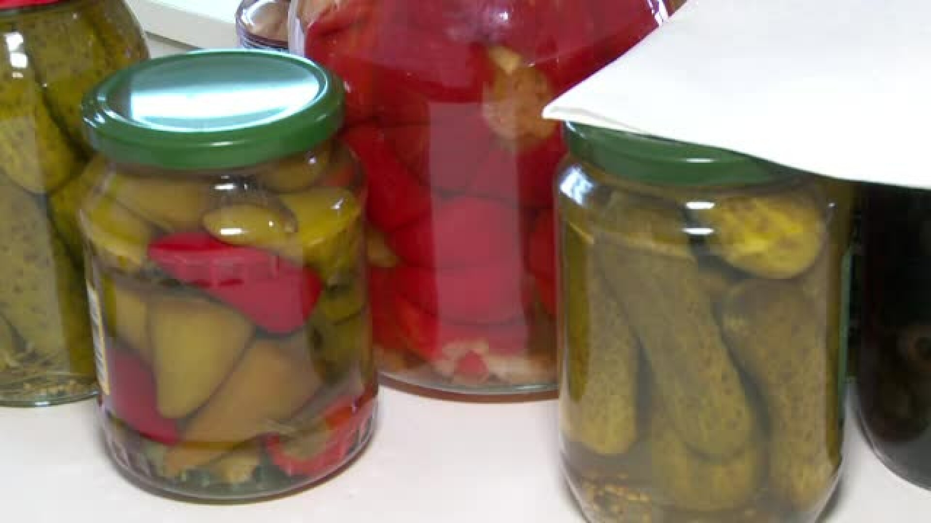 Murăturile în saramură furnizează specii diverse de bacterii bune ...