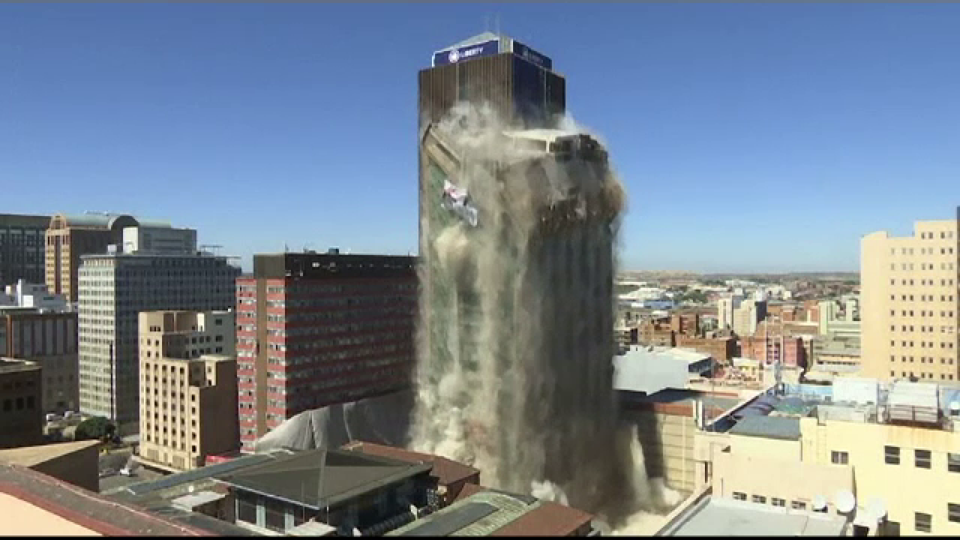 Momentul în care un bloc turn se prăbușește. Ce se va construi în locul ...