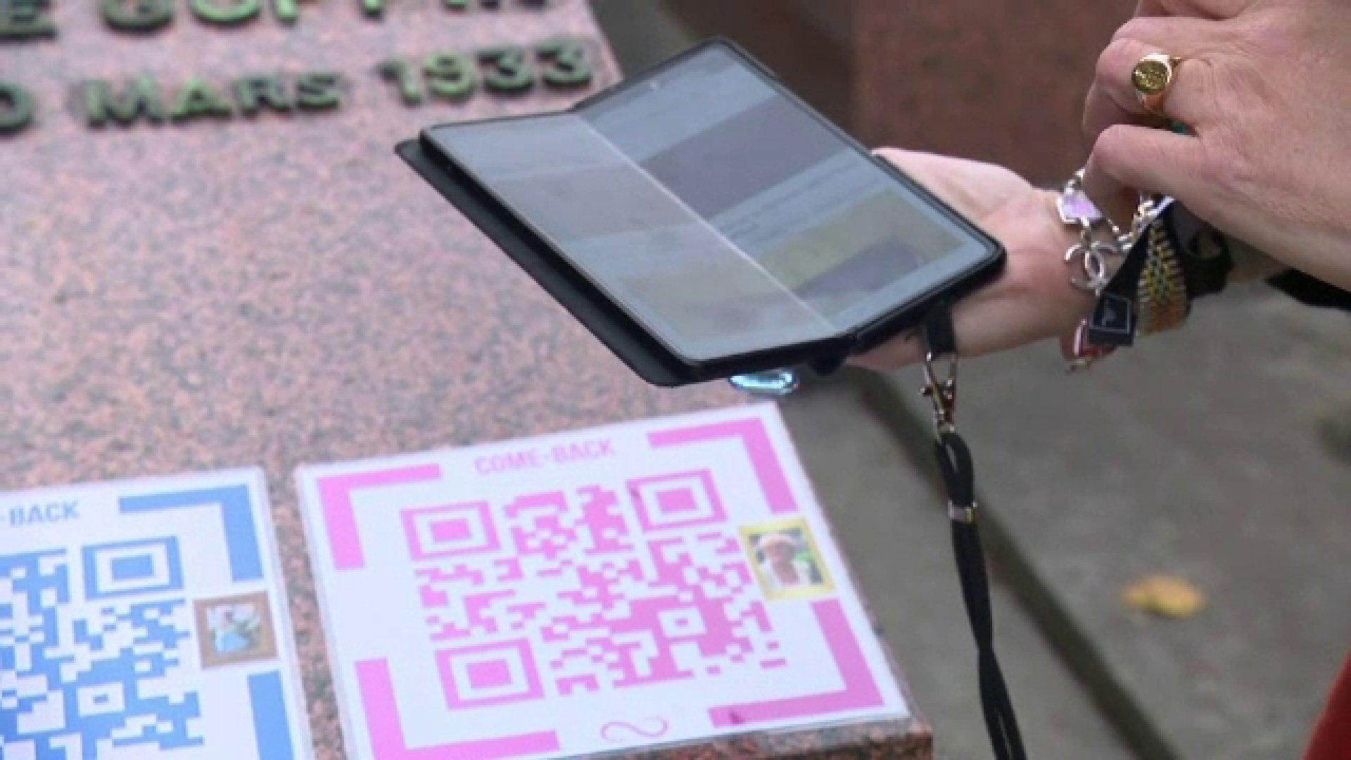 Coduri QR pe mormintele celor trecuți la cele veșnice. Vizitatorii pot ...