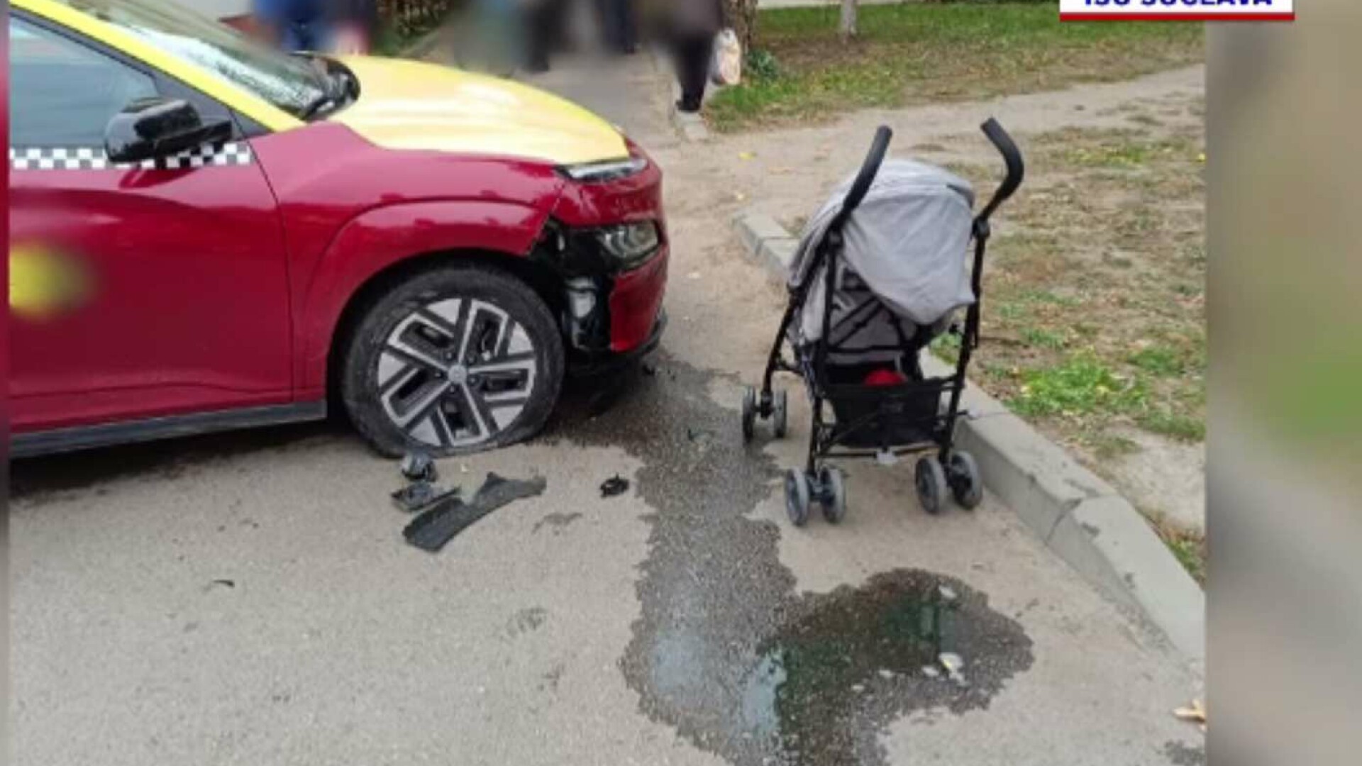 Femeie însărcinată, care împingea un cărucior cu un copil, lovită de o mașină pe trotuar, la ...