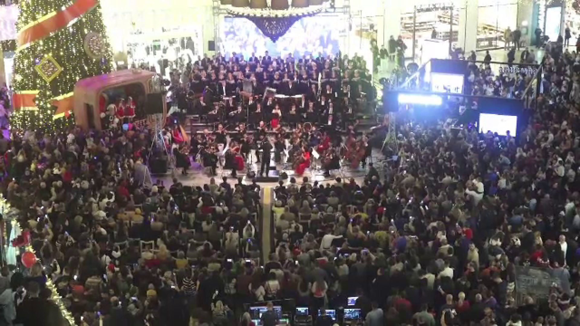 Filarmonica Moldova a cântat colinde, în timp ce copiii au stat cu ...