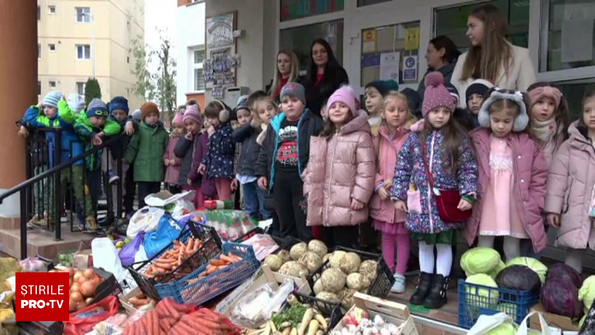 O grădiniță din Alba Iulia a donat aproape o tonă de legume celor în ...