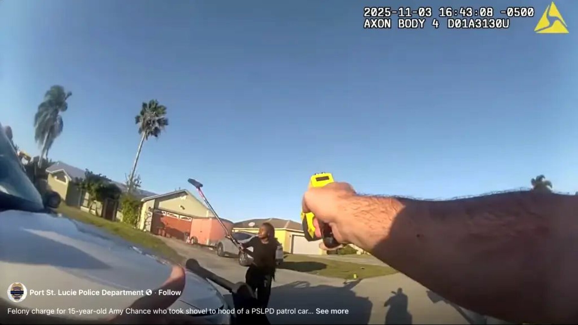 Adolescentă încătușată după ce s-a năpustit cu lopata spre o mașină de poliție. Reacția ...