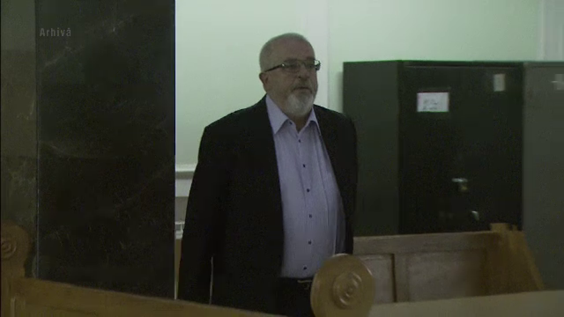 Decebal Traian Remes cere despagubiri in instanta pentru anul petrecut ...