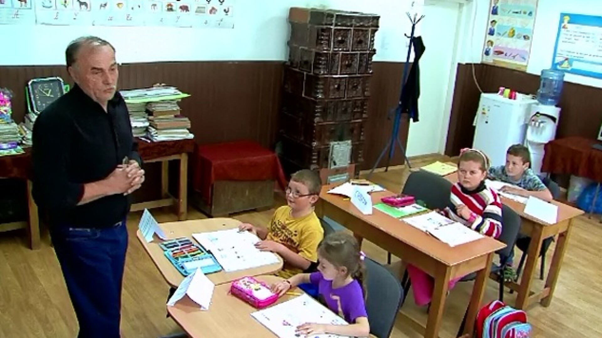 Nu ar mai invata carte daca nu l-ar avea pe domnul invatator. Povestea ...