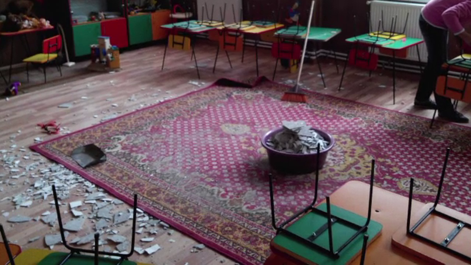 Tavanul unei scoli din Galati a inceput sa se prabuseasca. O profesoara ...