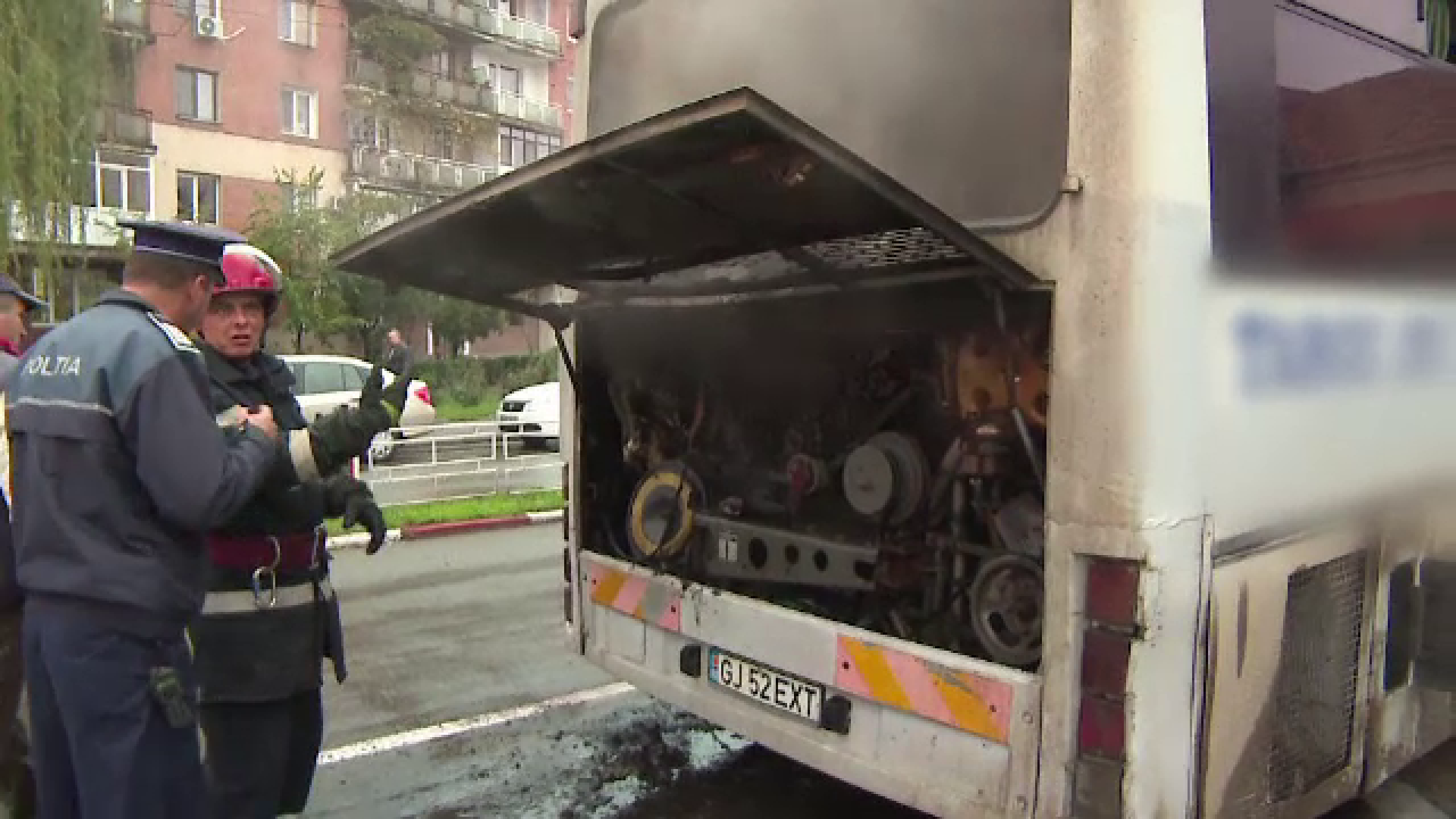 Un autobuz cu pasageri a luat foc in mers, in Targu Jiu, iar pompierii au intervenit. Care ar fi ...