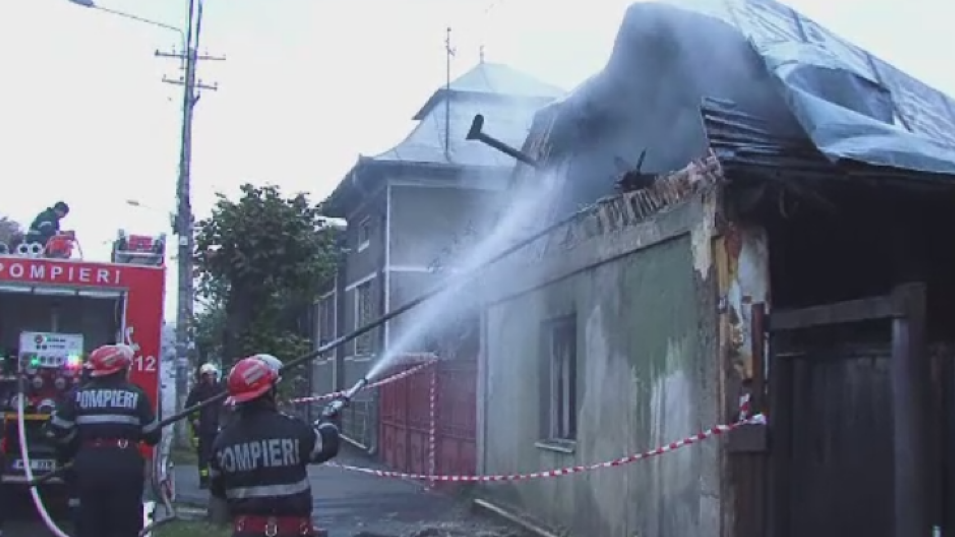 Un barbat din Turda a lasat o tigara aprinsa, iar casa i-a ars in ...