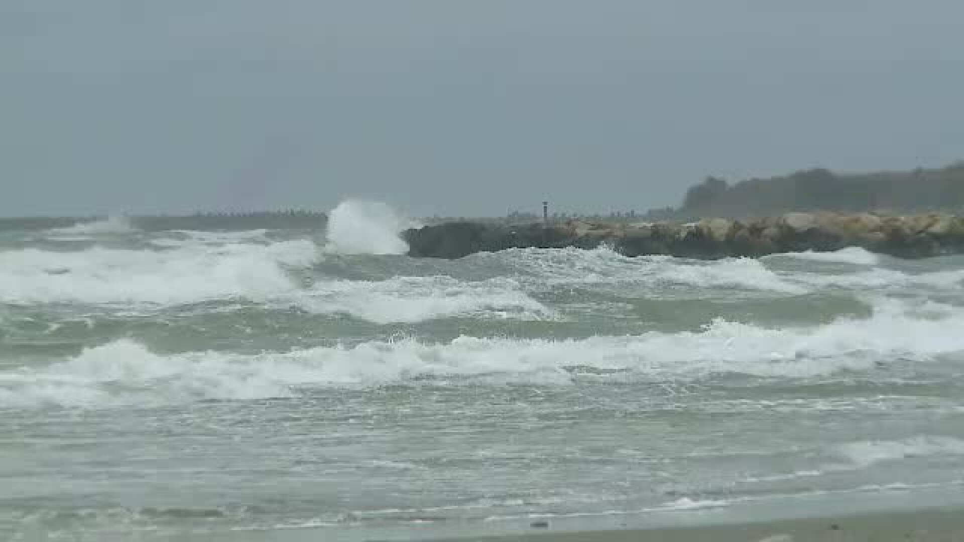 Temperaturi mai mici cu 15 grade și valuri de 1 metru pe litoral ...