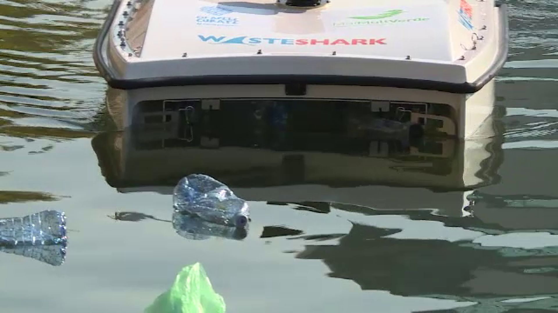 "Rechinul gunoier" care curăță apele României. Adună zilnic jumătate de ...