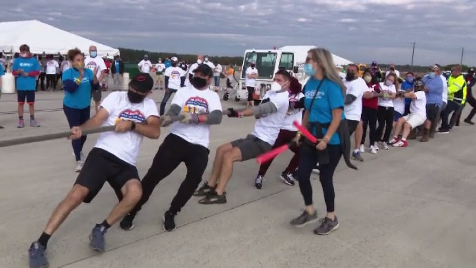 Americanii și-au încordat mușchii în cel mai trăsnit concurs. Ce au ...