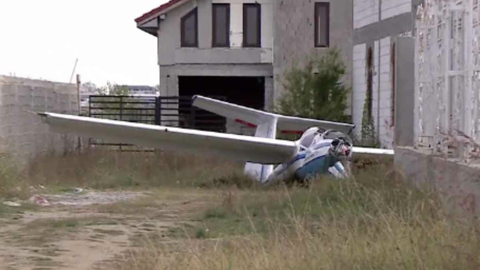 O tânără prăbușită cu planorul a scăpat cu viață ca prin minune. A ...