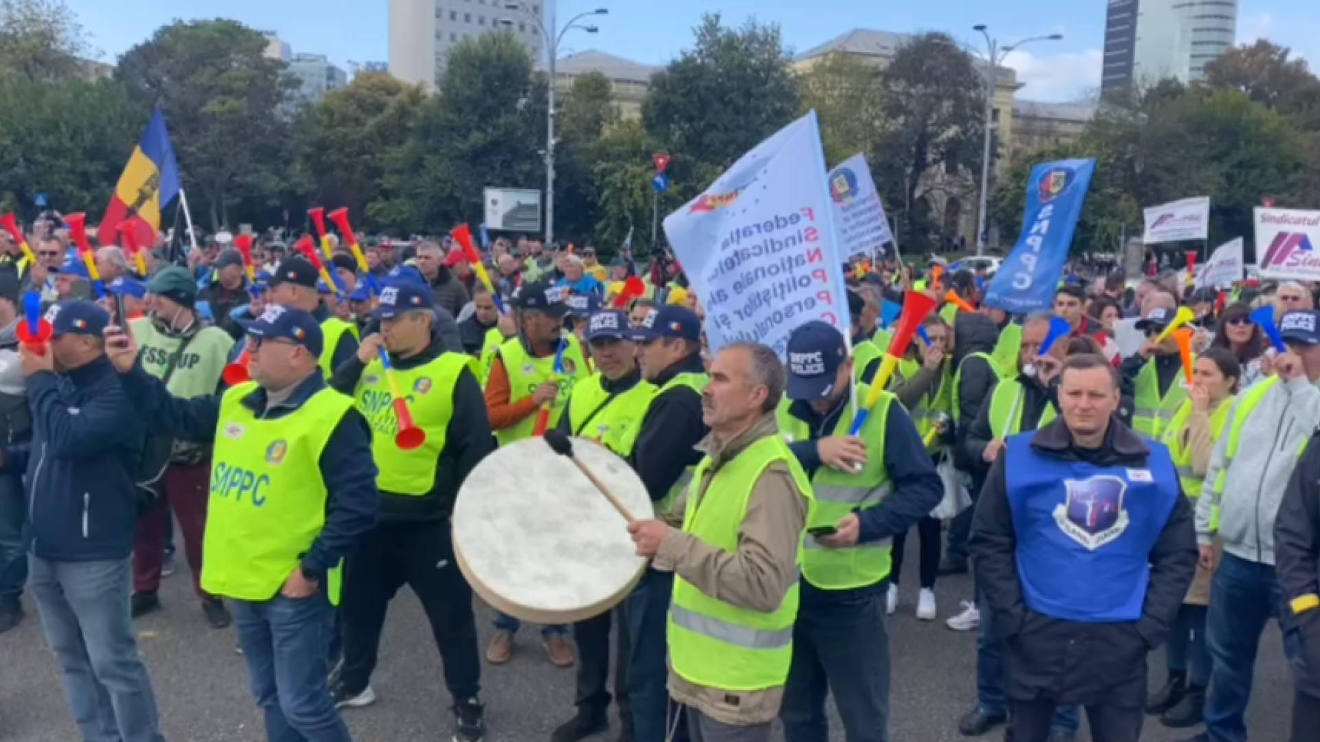Protest în centrul Capitalei. Participanții cer salarii mai mari și ...