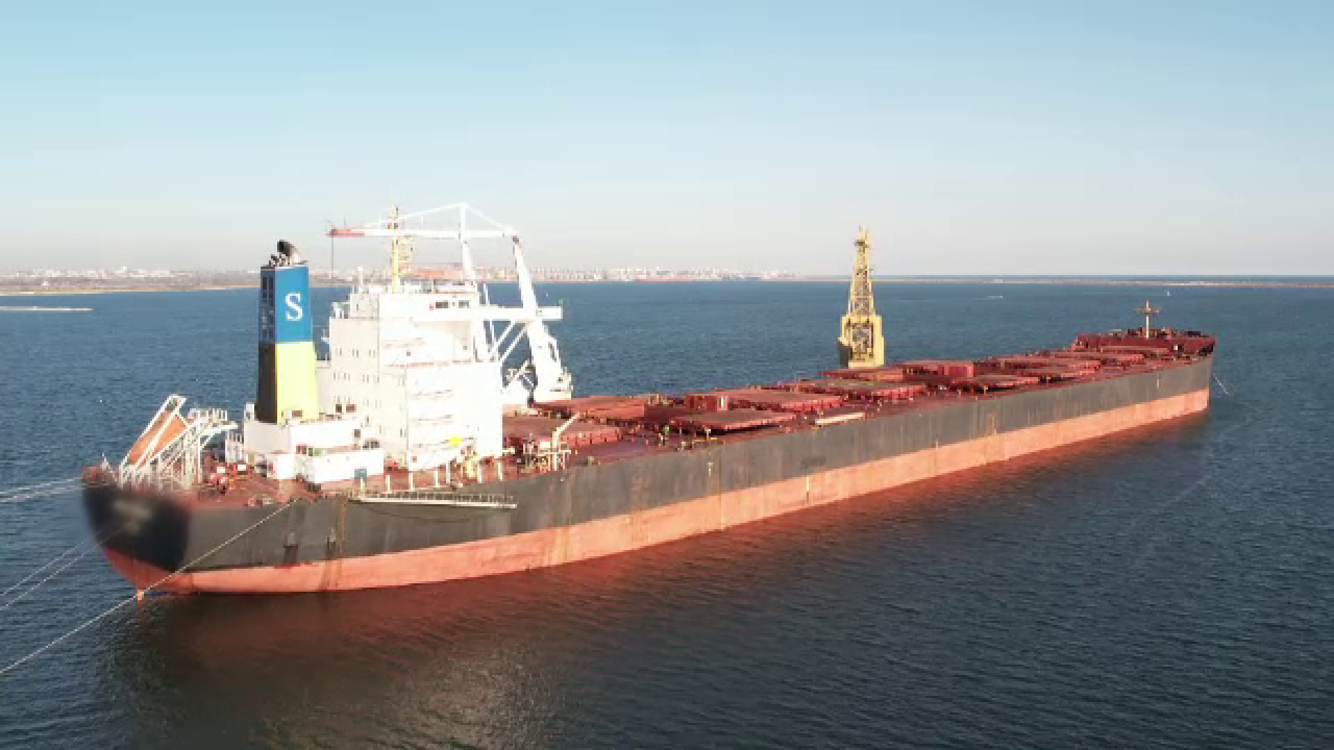 Una dintre cele mai mari nave din lume a acostat în Portul Constanța. A ...