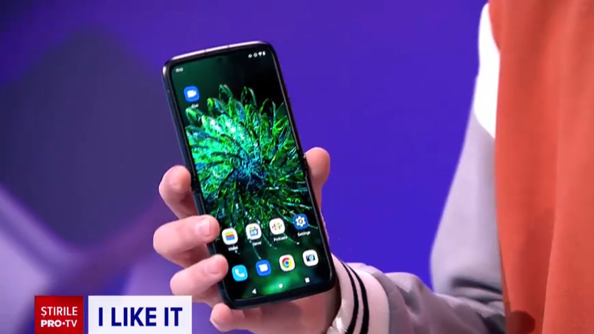 Motorola aduce în România cel mai nou telefon pliabil, Razer 2022 ...