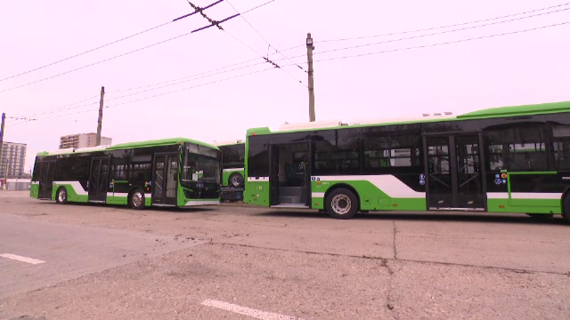 Capitala își modernizează transportul public. Au ajuns în Bucureşti primele 10 autobuze ...