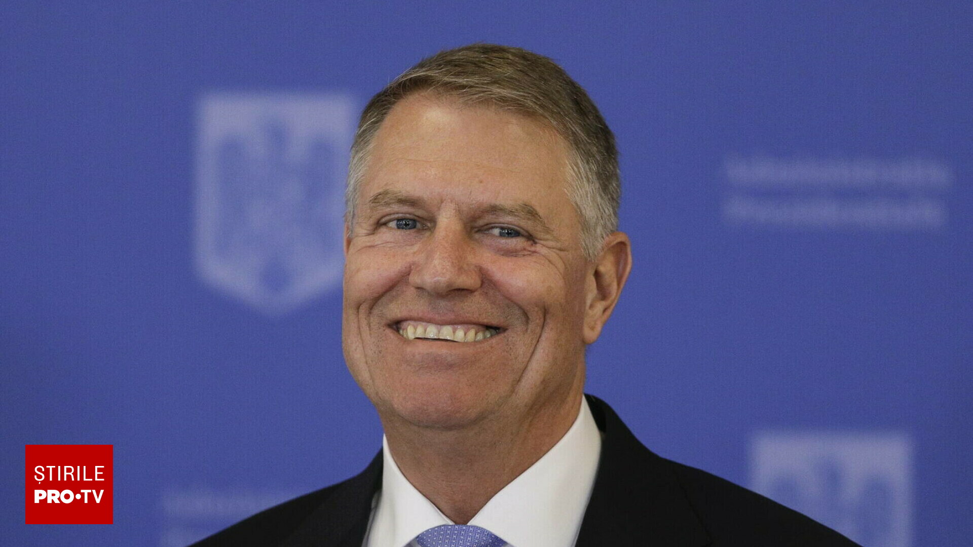 Președintele Klaus Iohannis l-a decorat pe președintele Curții ... Președintele Klaus Iohannis l-a decorat pe președintele Curții ...