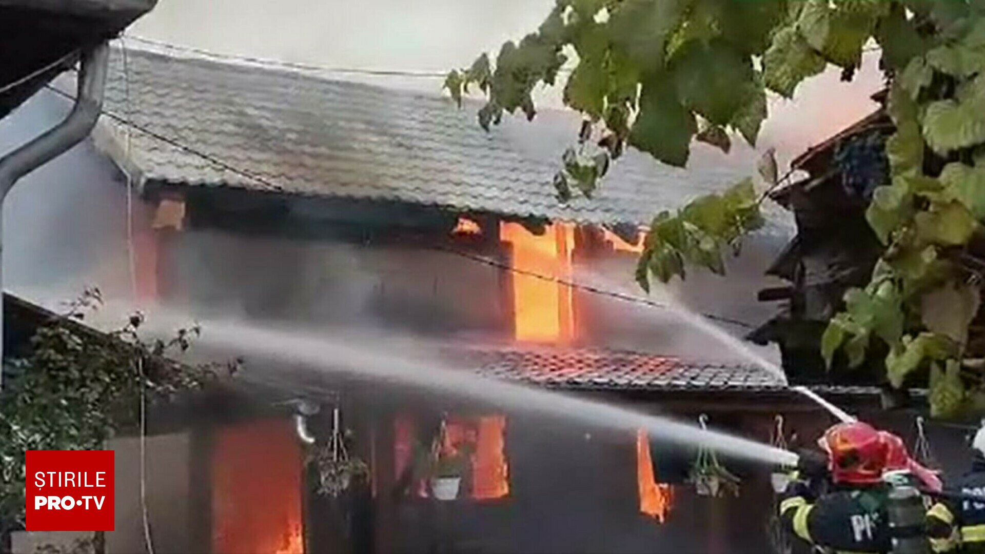 Incendiu violent, cu risc de explozie, în Hunedoara. Focul s-a extins ...