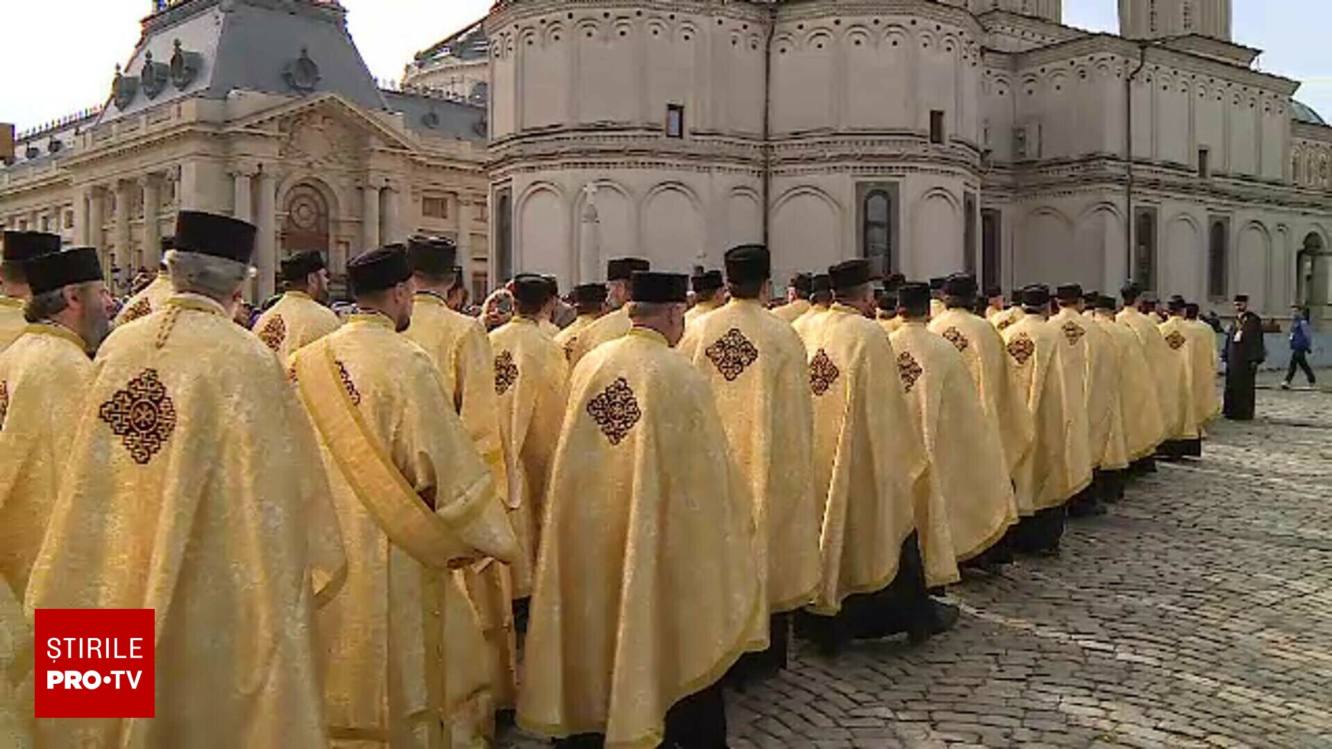 Procesiune impresionantă pe Dealul Mitropoliei din București. Aproape 1 ...