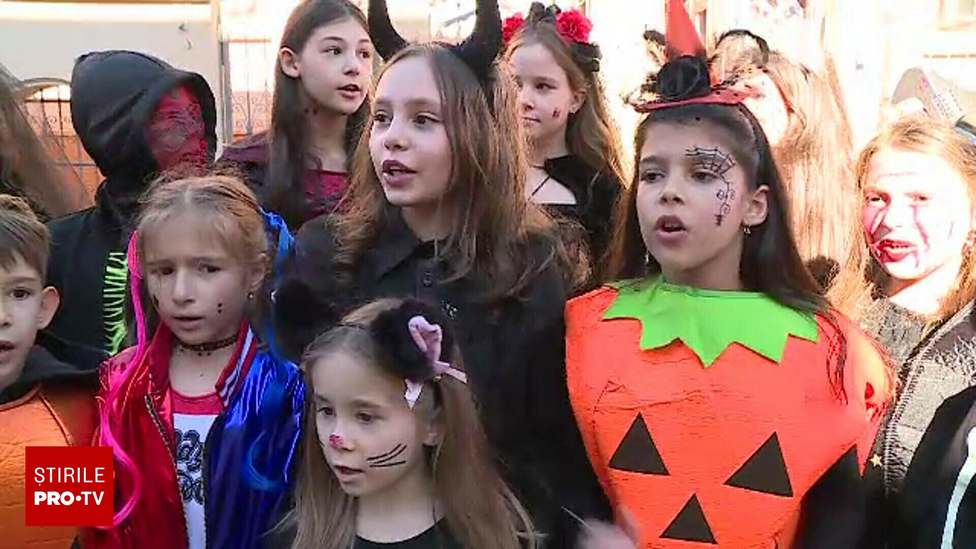 România sărbătorește Halloween-ul. Costume, dulciuri și magie în marile ...