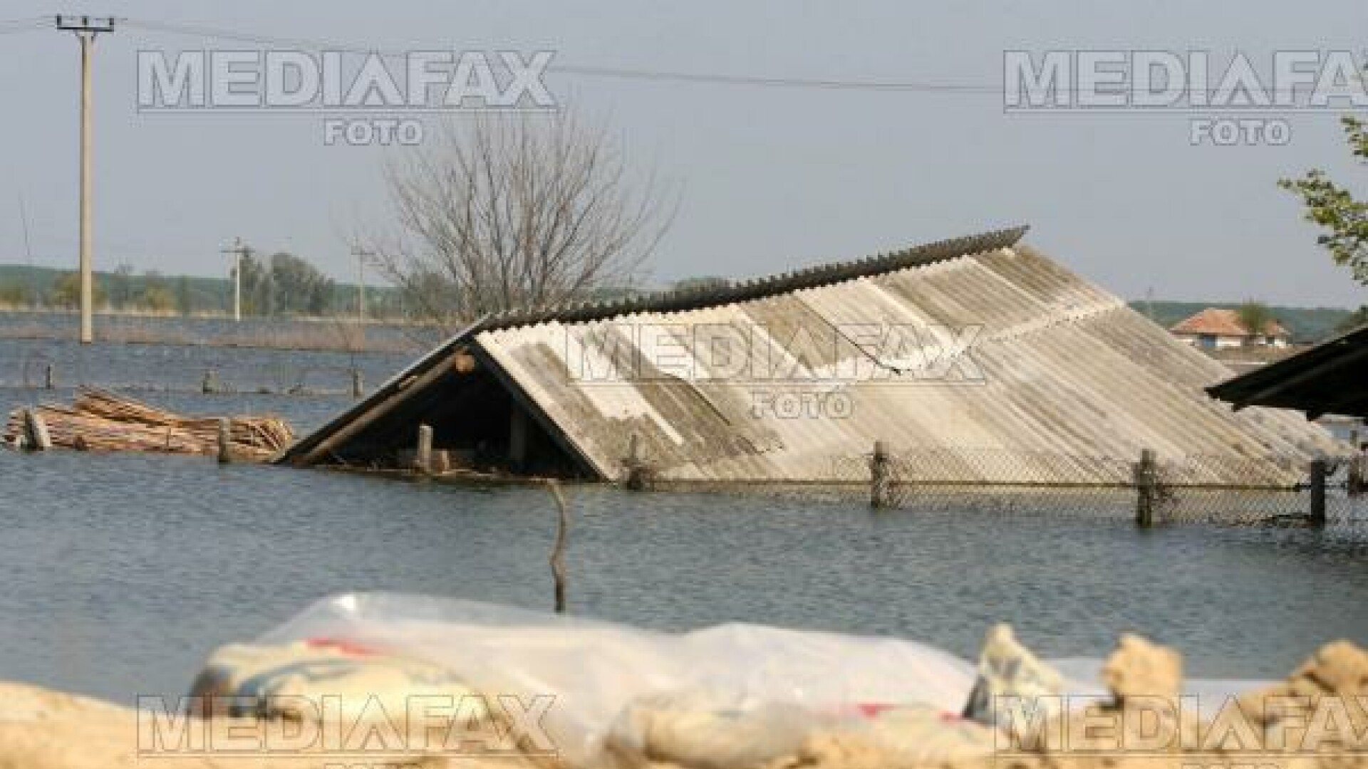 O furtuna puternica a facut prapad in localitatea Sinoe, judetul ...