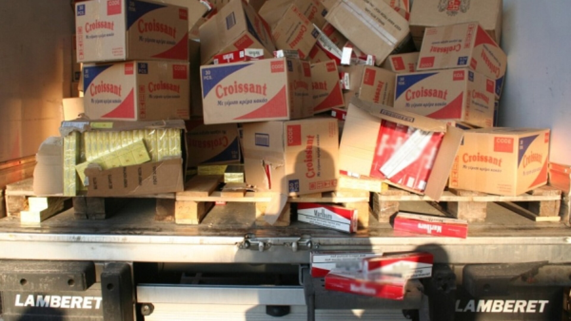 Tigari de contrabanda, ascunse in cutii de croasante! - Știrile ProTV