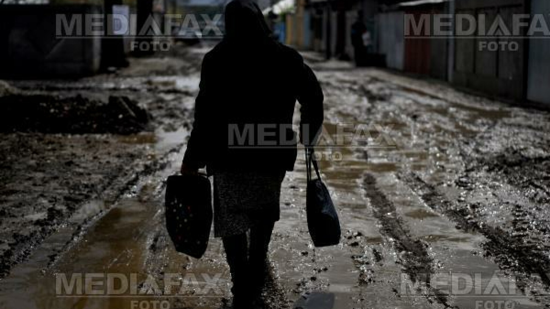 Bolnava si abandonata de familie, o femeie din Arad doarme sub cerul ... Bolnava si abandonata de familie, o femeie din Arad doarme sub cerul ...
