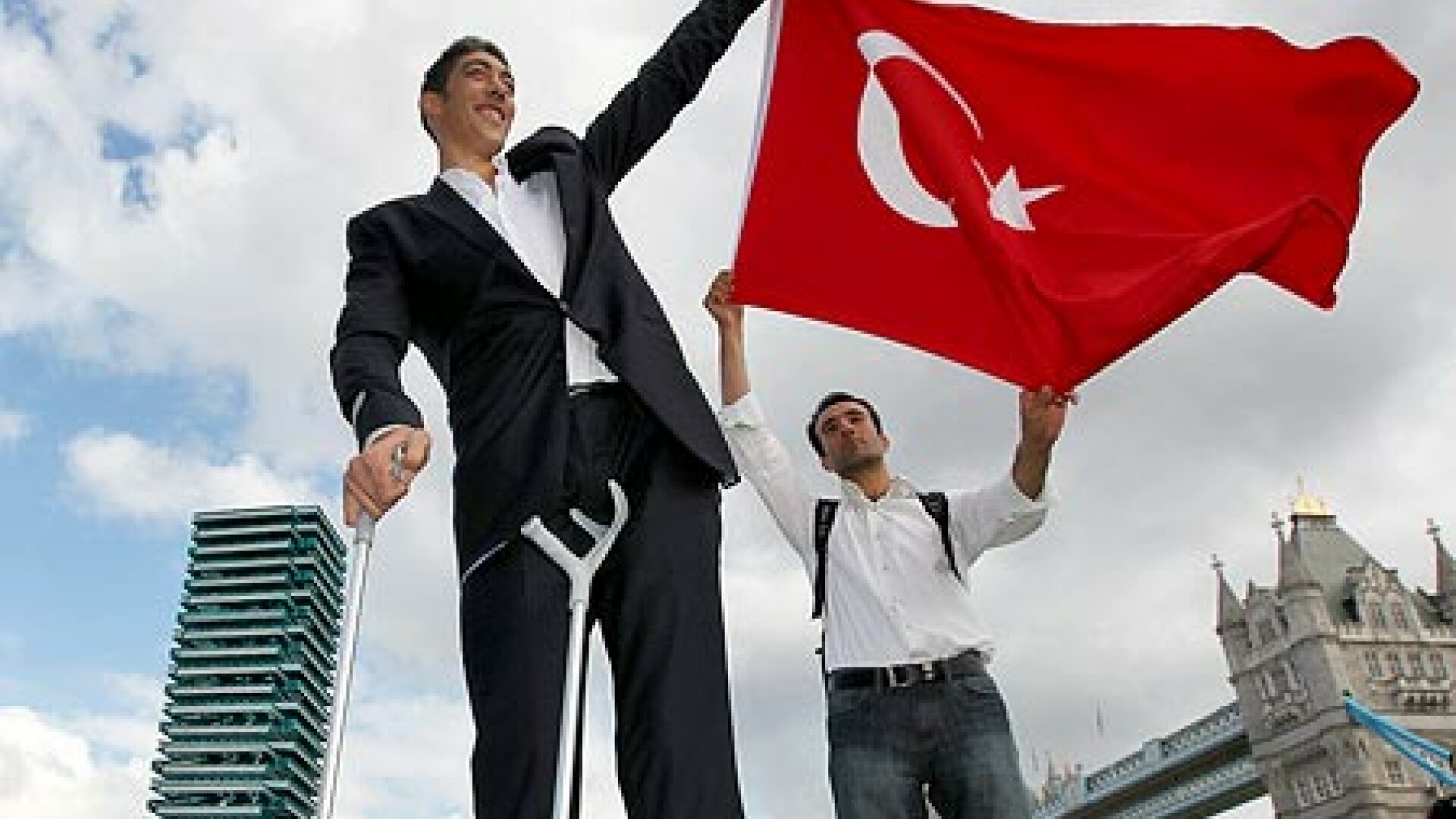 Cel mai inalt om din lume si-a facut prima vacanta in strainatate! - Știrile ProTV