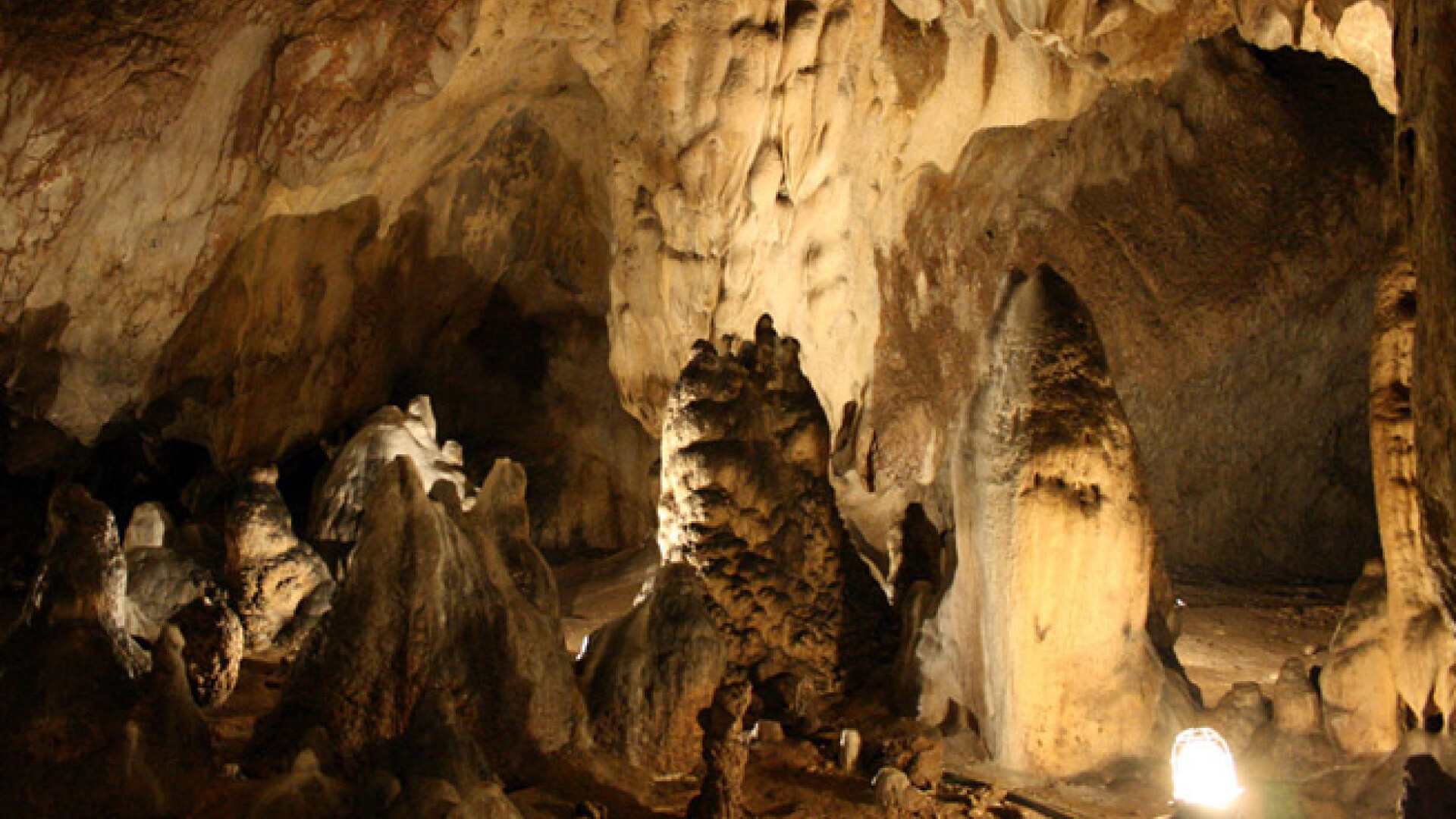 Pestera Muierilor, una din cele mai cunoscute pesteri din Romania ...