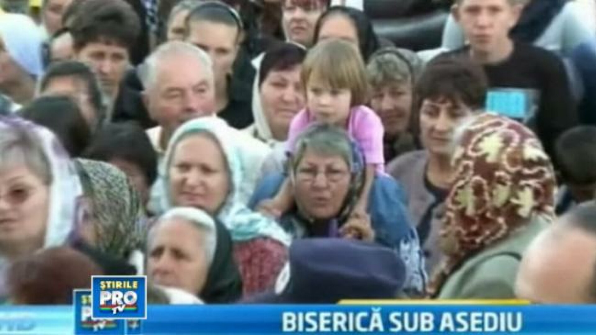 Lupte corp la corp la sfintirea unei biserici din Arad. Sute de femei ...