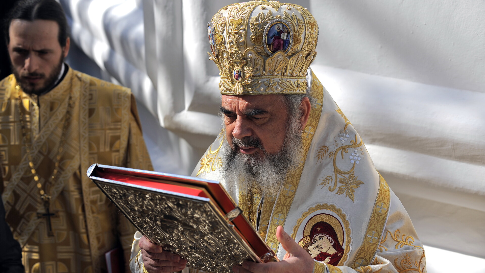 Patriarhul Daniel a oficiat slujba de Inaltarea Sfintei Cruci la ...