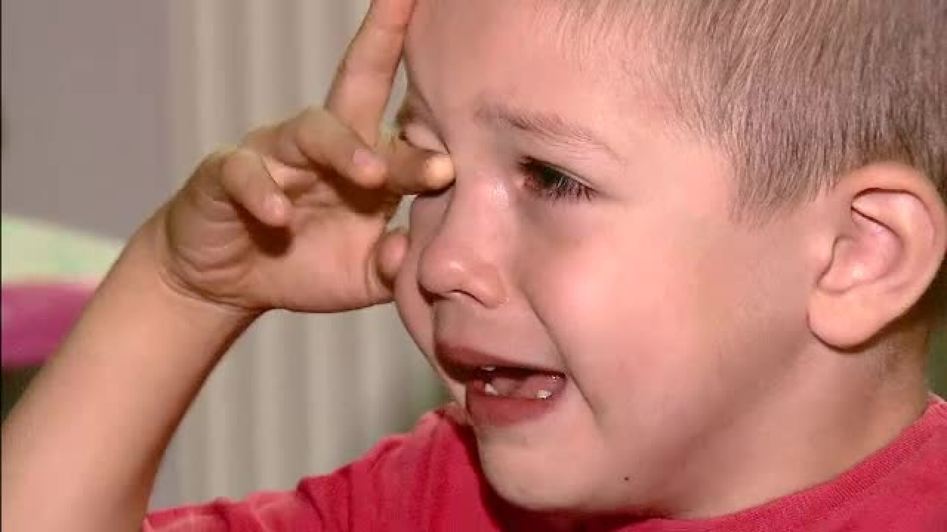 Imaginile primei zile din noul an scolar. Replica acestui copil lasat de parinti singur in clasa ...