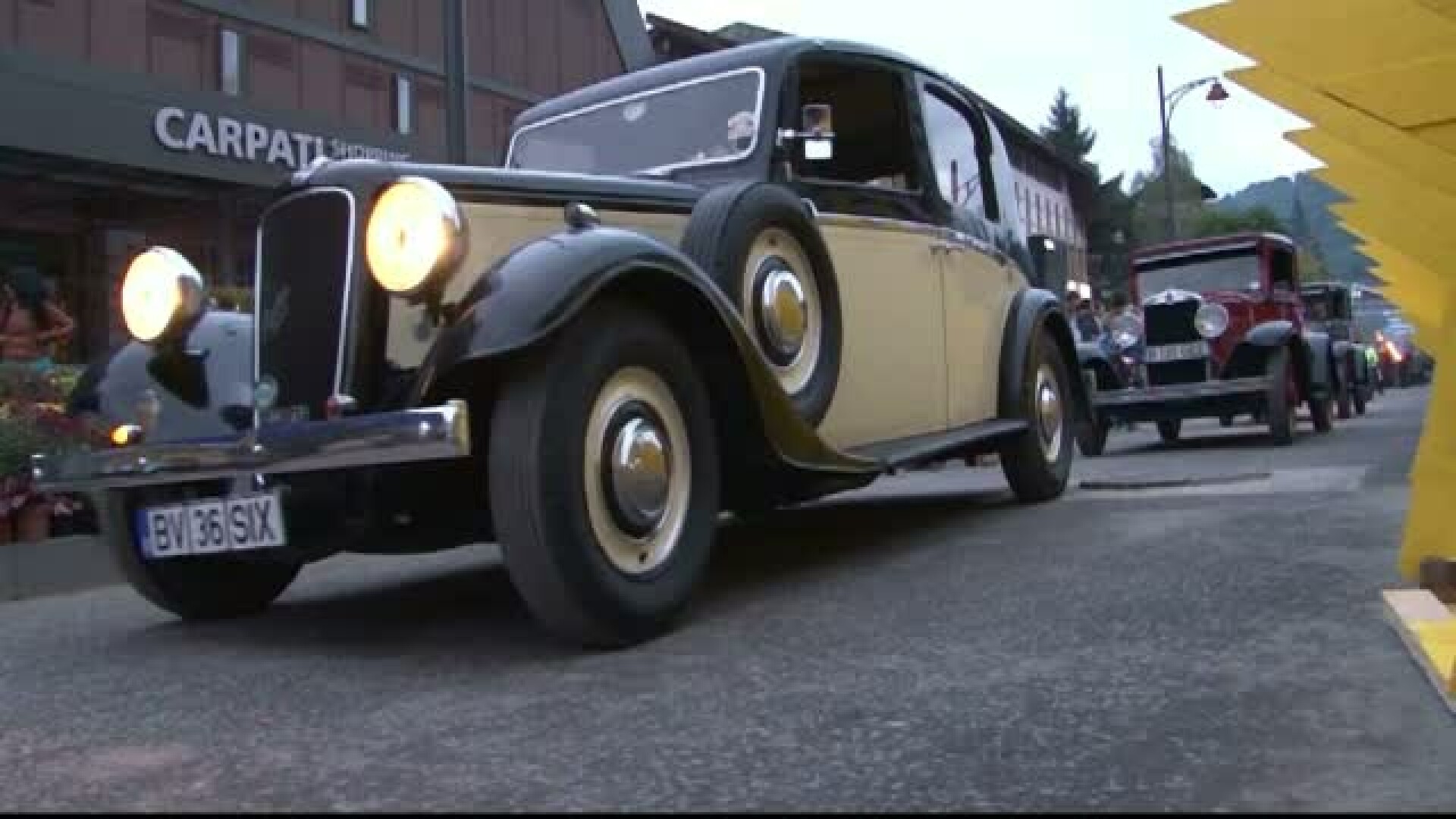 Festival cu masini de epoca, doamne in tinute elegante si personaje de ...