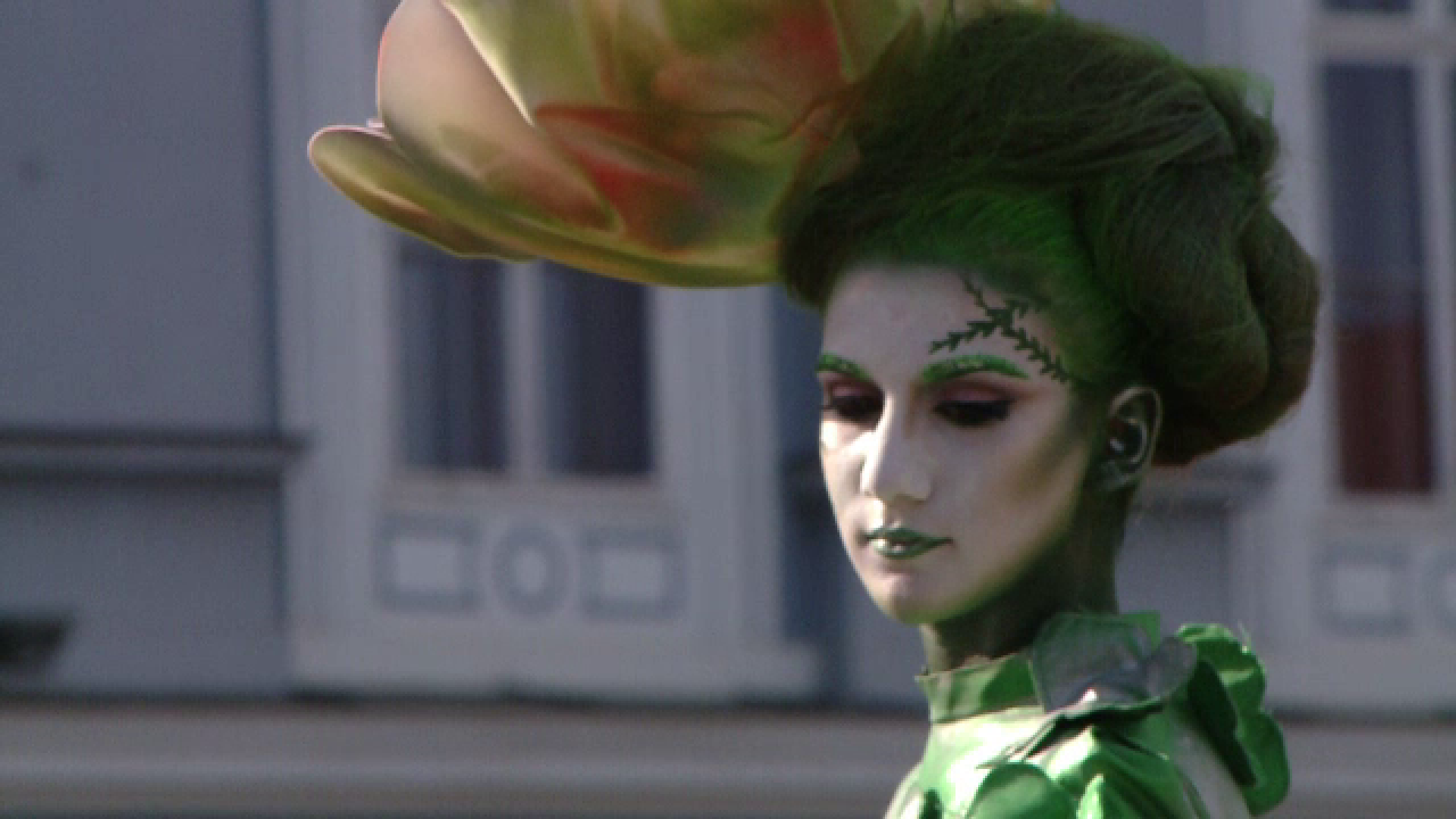 Orașul din România animat de statui vivante și personaje care levitează ...