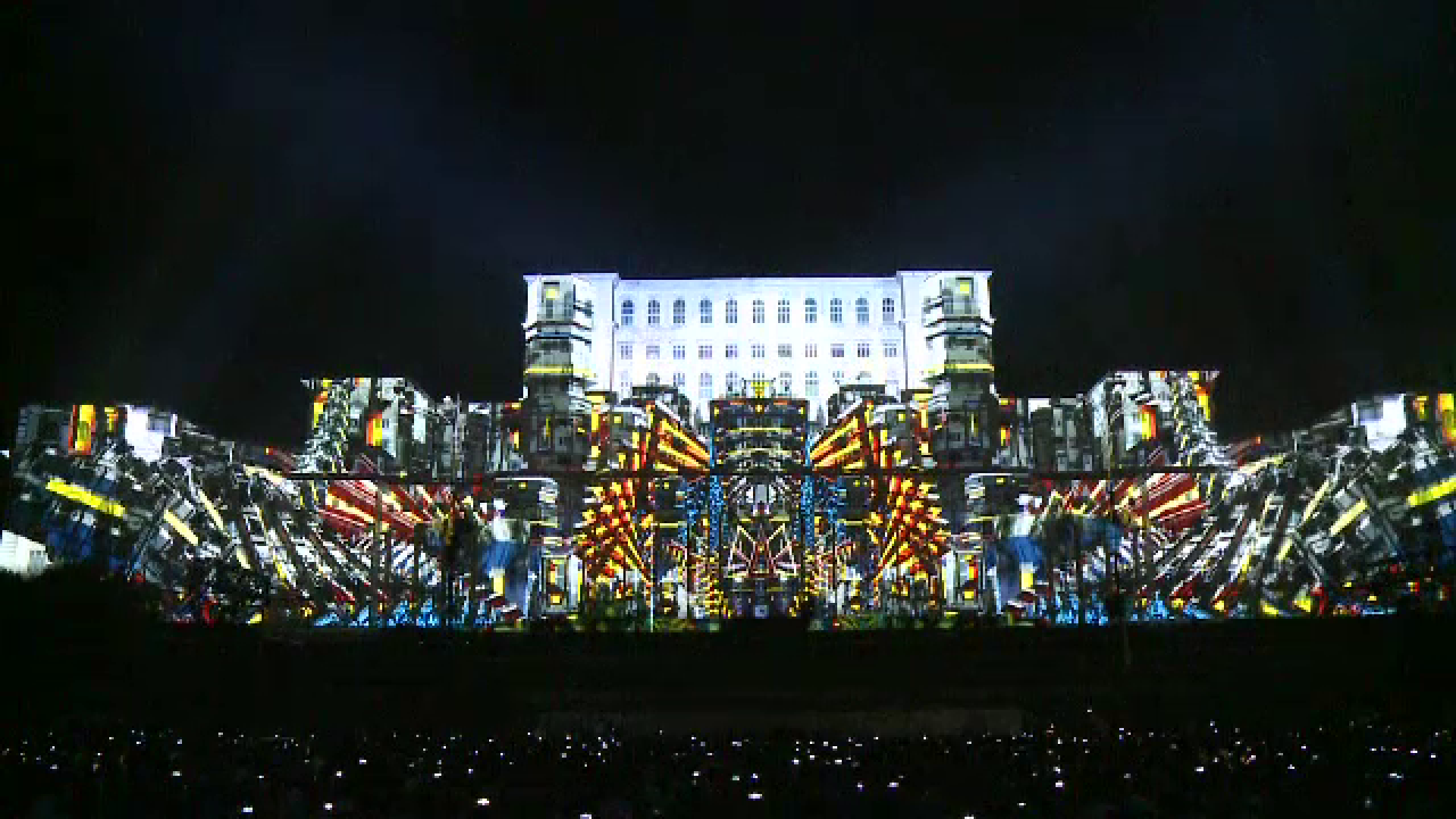 Proiectii spectaculoase pe Casa Poporului, la iMapp 2017. Pink Martini, pe scena din Piaţă ...