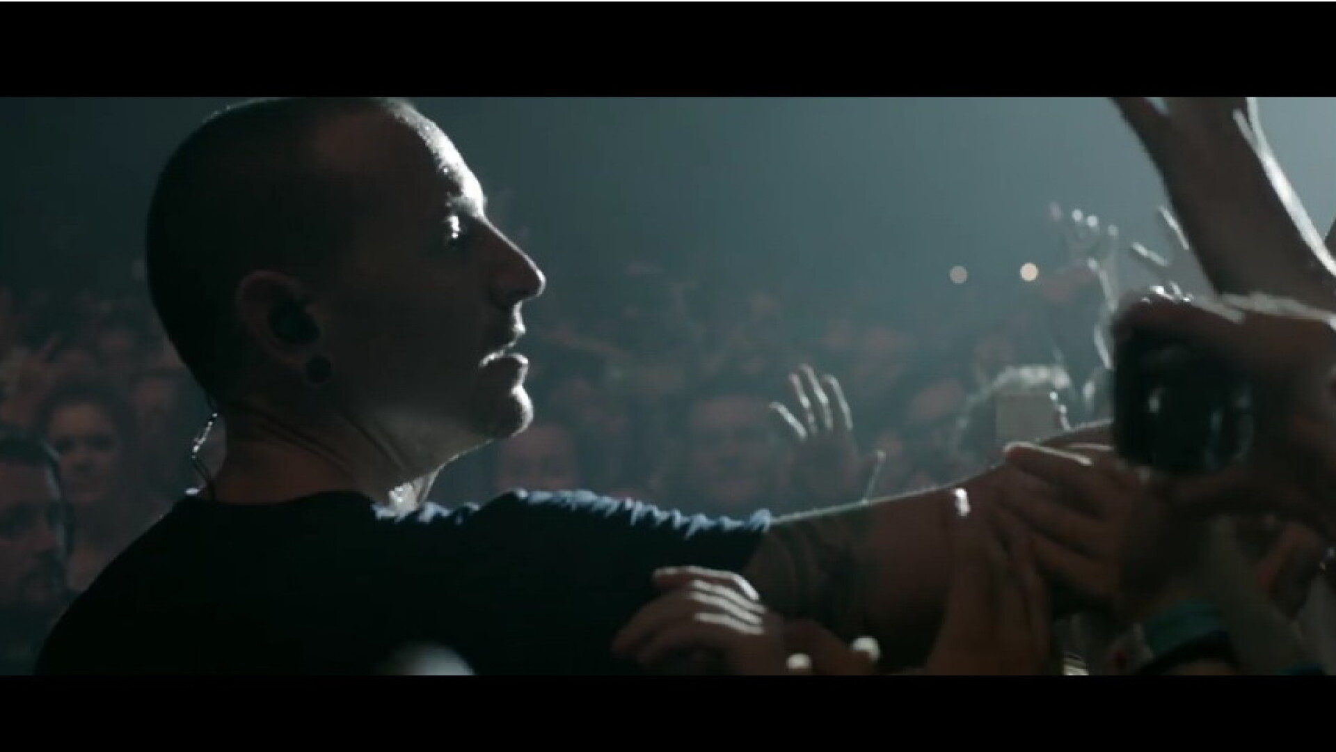 Linkin Park a lansat un videoclip în memoria lui Chester Bennington ...
