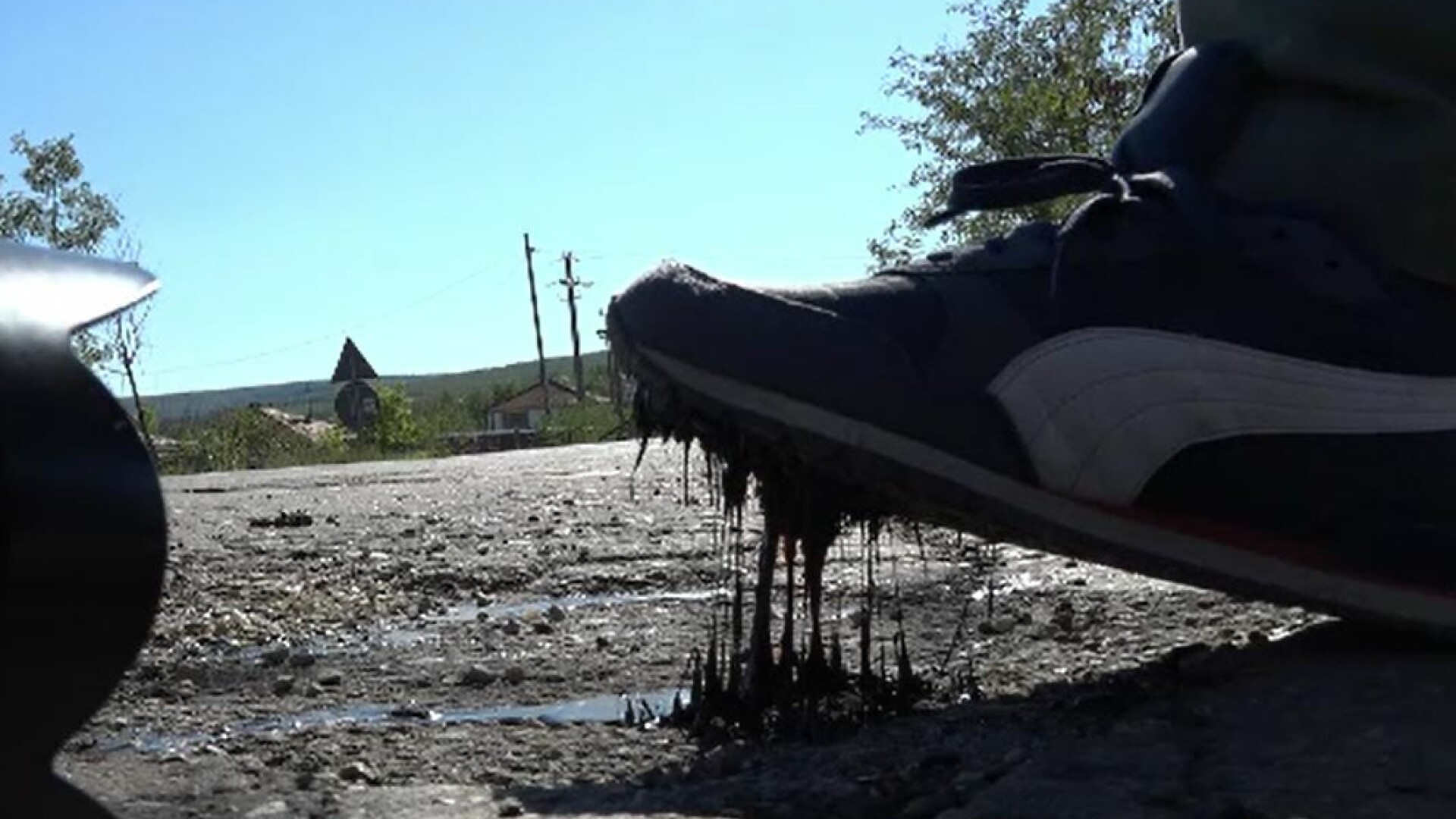 Cum au "asfaltat" o șosea angajații de la Drumuri Naționale din ...