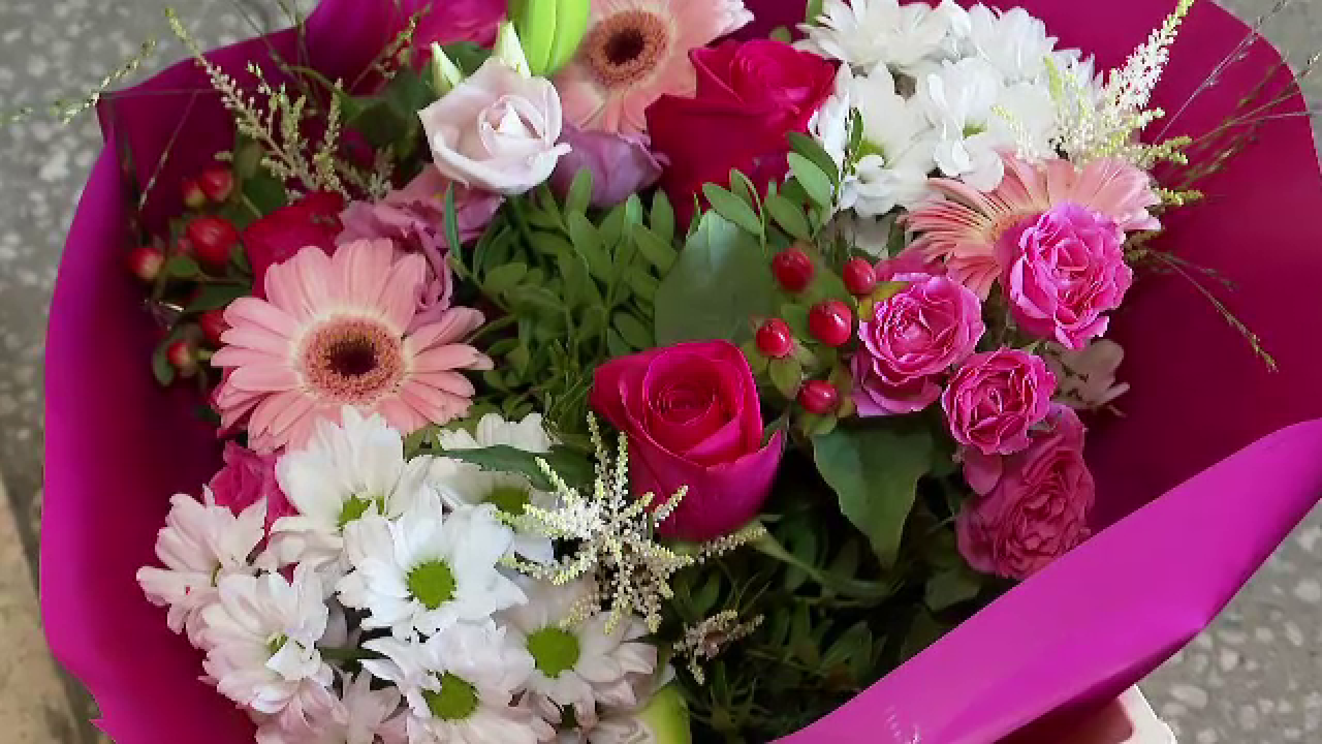 Cât costă un buchet de flori ideal pentru prima zi de școală. „Este ...