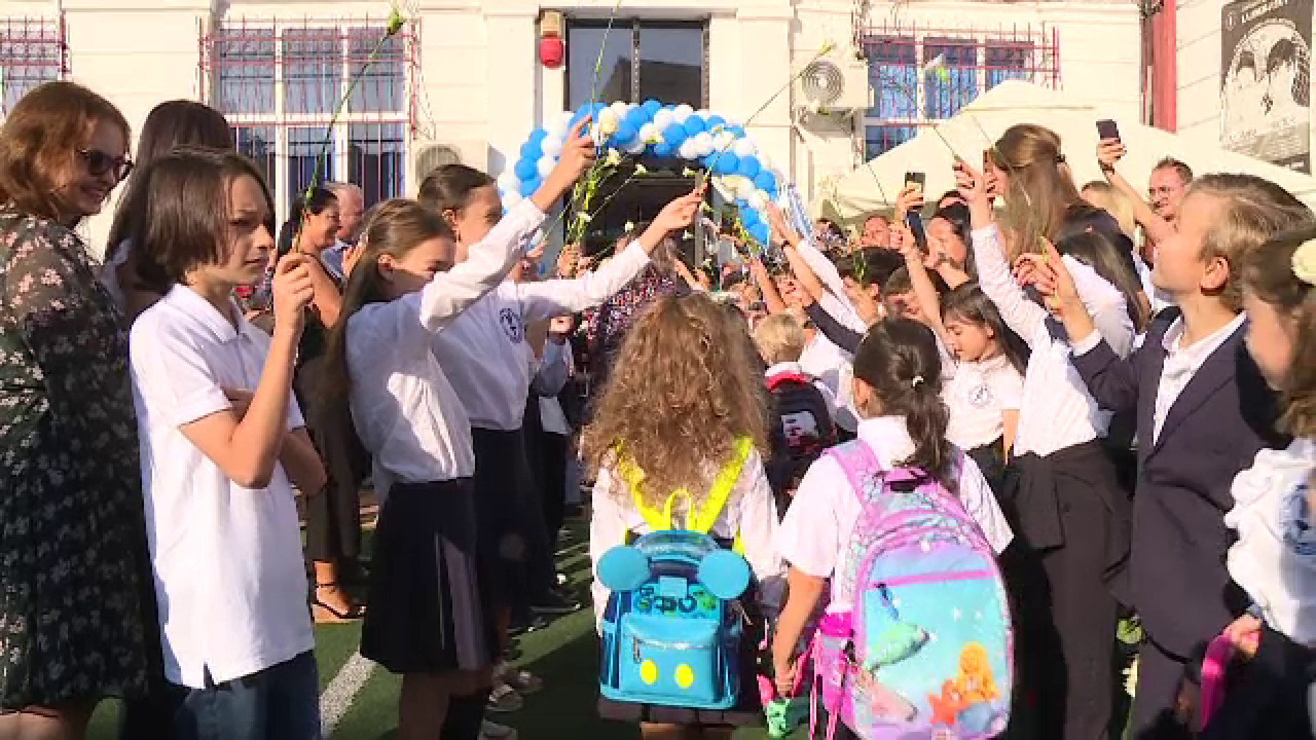 Sute de mii de elevi învață în containere, în schimburi sau cu toalete ...