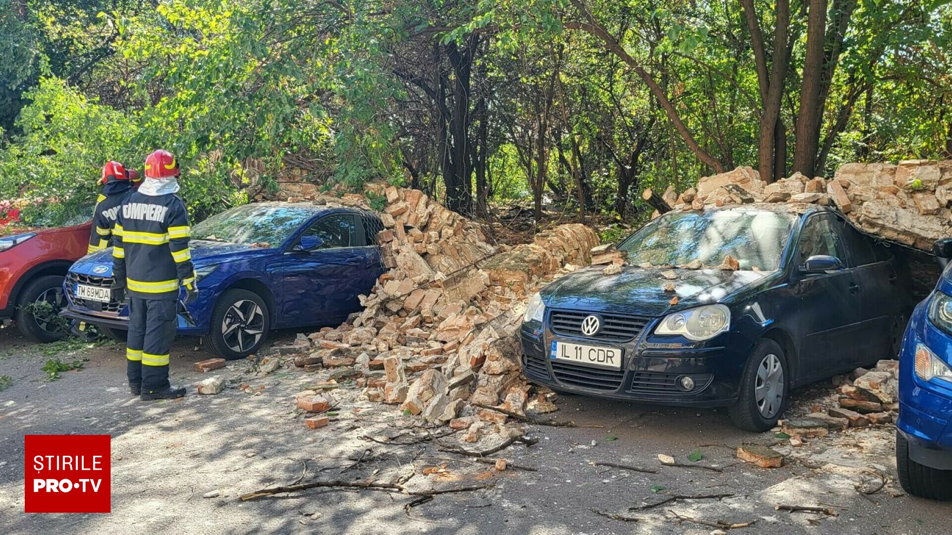 Un zid al Conacului Dudești din Capitală s-a prăbușit peste opt mașini ...