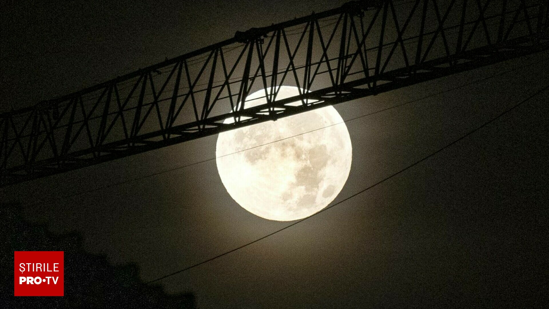 Cum s-a văzut „Super Luna” şi eclipsa parţială de lună în noaptea de ...