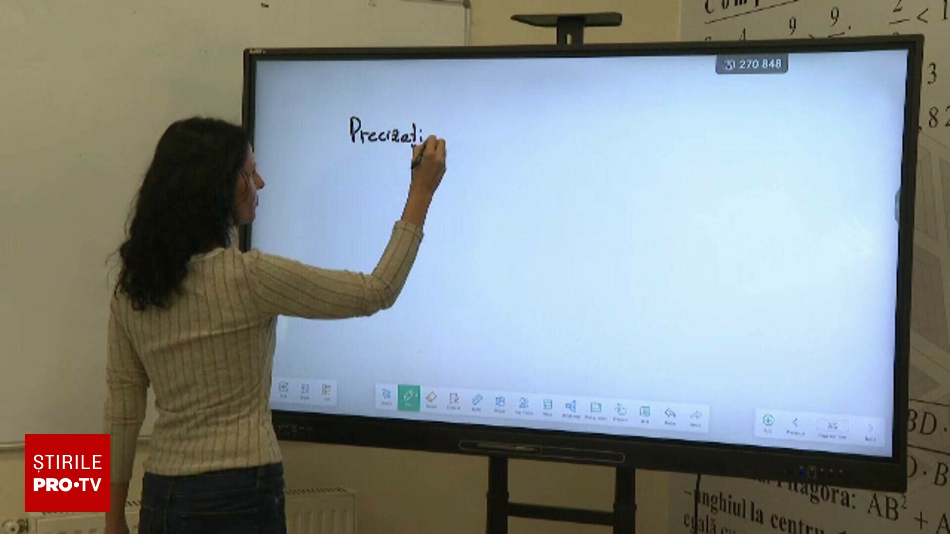 Dascălii au probleme cu folosirea noilor table inteligente: ”Pe mine m ...