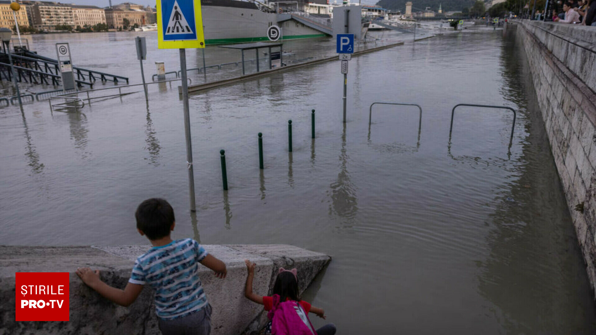 Inundații istorice la Budapesta, semnele de circulație au dispărut sub ...