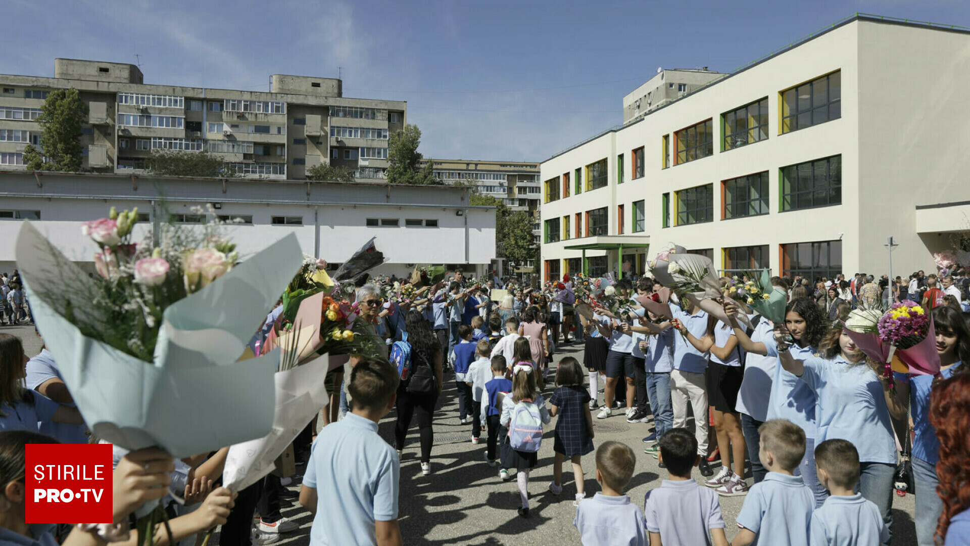 Confuzie la început de an școlar. Mii de elevi nu știu dacă vor începe ...