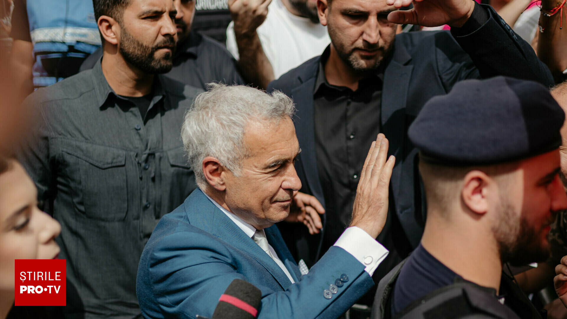 Un susținător al lui Călin Georgescu a fost ridicat de jandarmi după ce ...