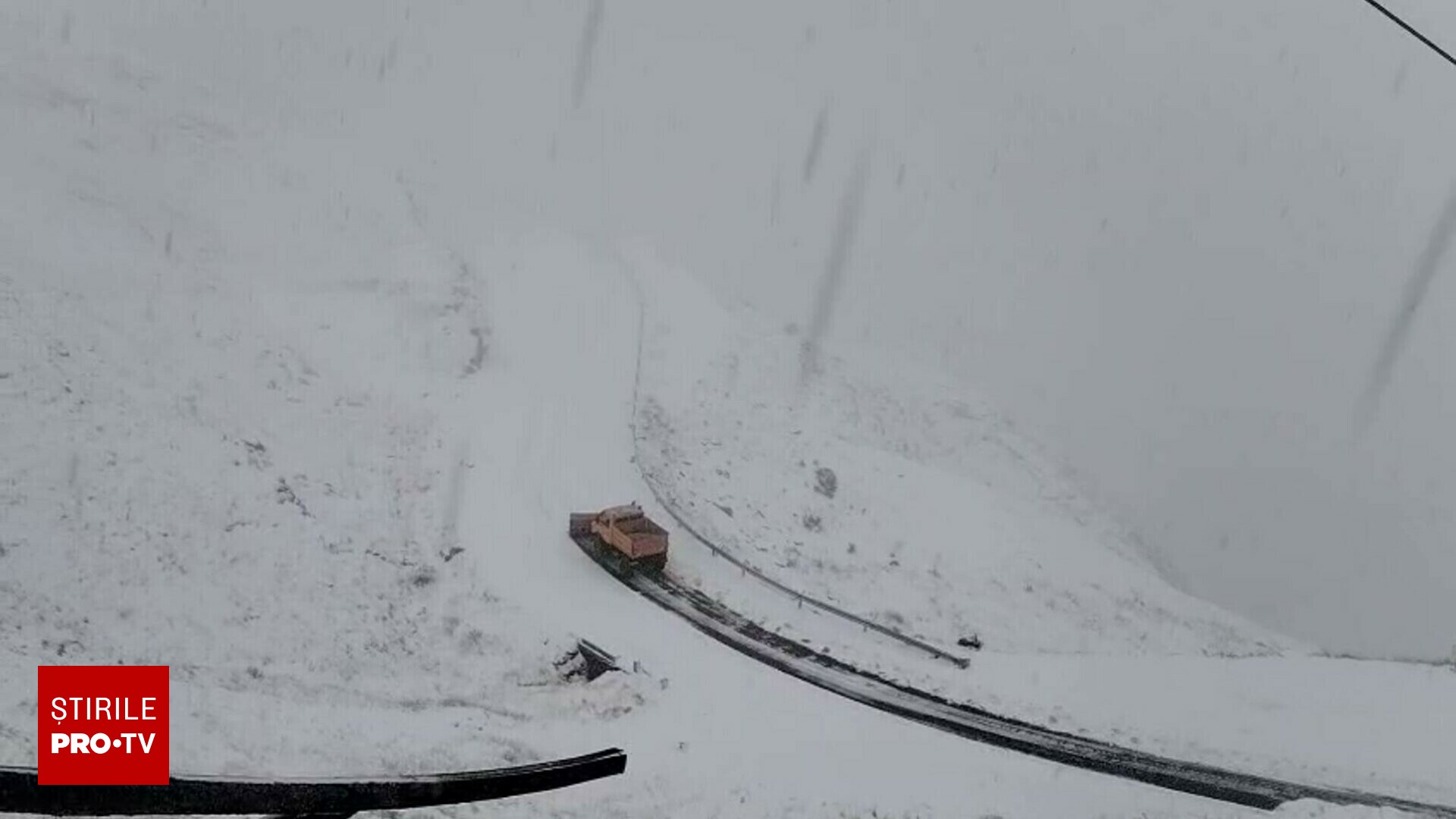 Circulația pe Transfăgărășan, închisă temporar din cauza condițiilor ...