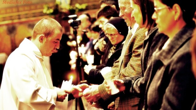 Noaptea Invierii in imagini. GALERIE FOTO de la ortodocsi si catolici ...