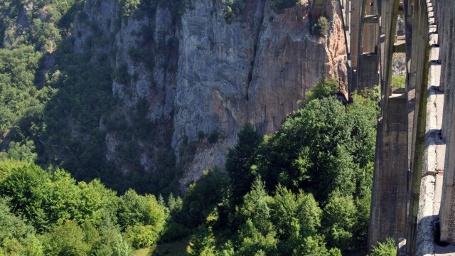 Turism pe serpentine si prapastii adanci. Cum arata un traseu montan in ...
